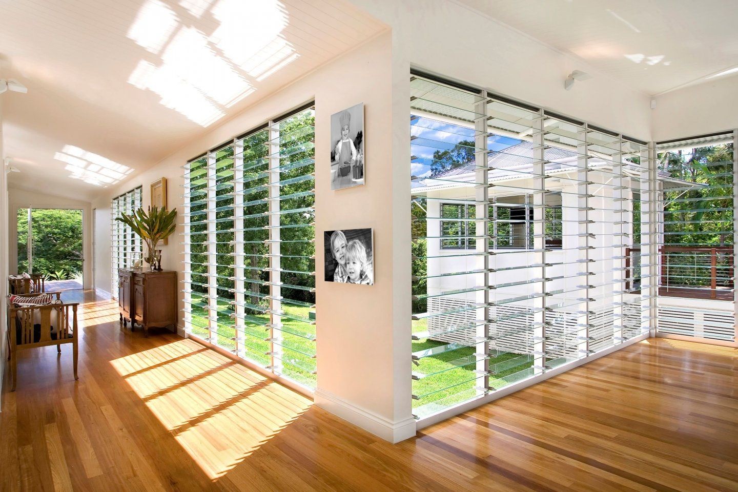 Louvre window which can adjust wind direction